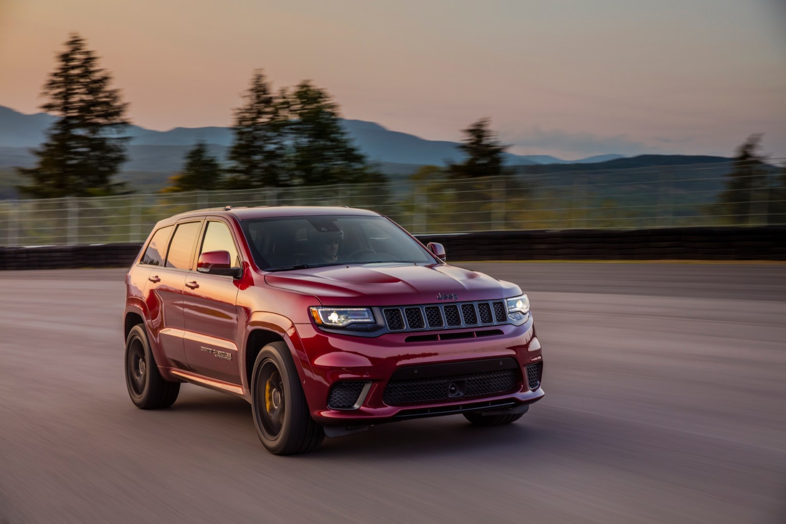 Jeep Grand Cherokee Trackhawk Leaves Jaguar SVR in the Dust