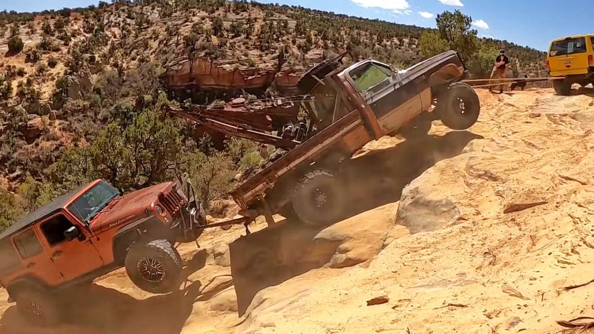 Dead Jeep Wrangler Rescued By Insane Off-Road Recovery Squad