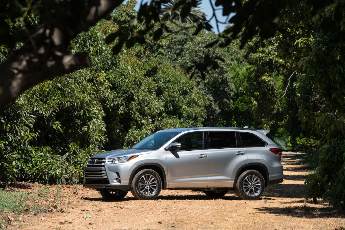 The 2017 Toyota Highlander is the Best CPO Three-Row SUV Under $30,000 ...