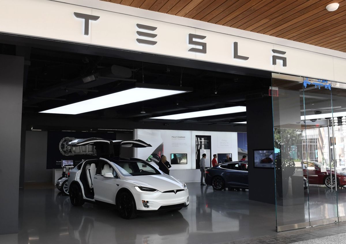 Tesla Abandoning Mall Showrooms to Save Money With Cheaper Retail Locations
