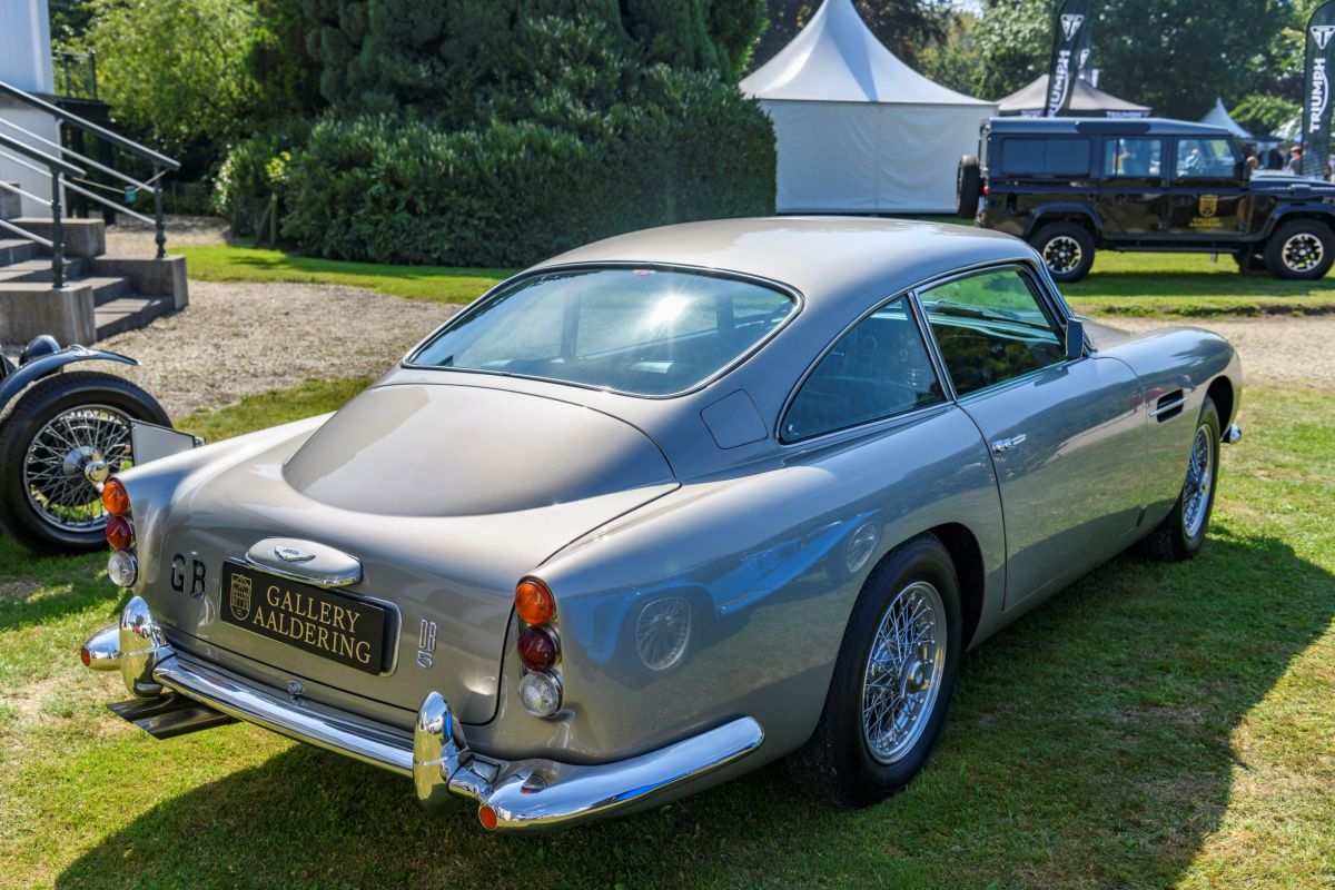 It's Leno, Jay Leno, in a 1964 Aston Martin DB5 Goldfinger Continuation