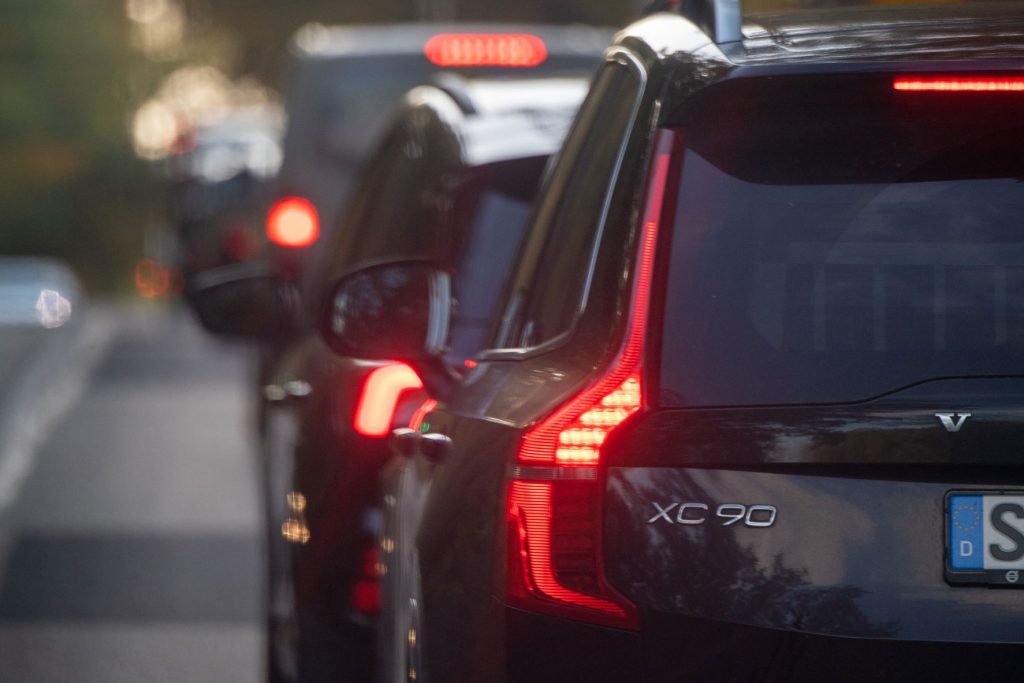 5 Reasons Why You Should Not Tailgate a Car - MotorBiscuit