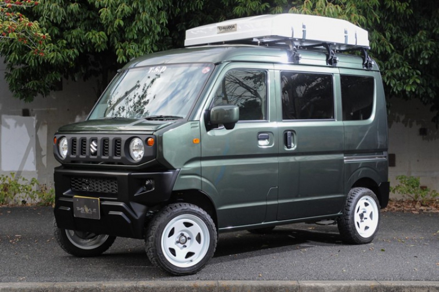 Suzuki "Every"- A Crazy Cube of a Camper Van