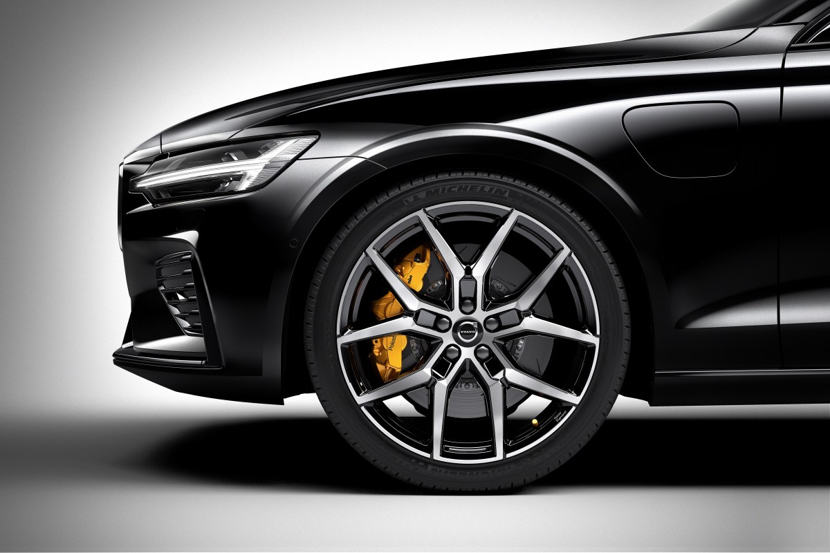 The 2022 Volvo V60 Recharge Is a 415 Horsepower Station Wagon Sleeper ...