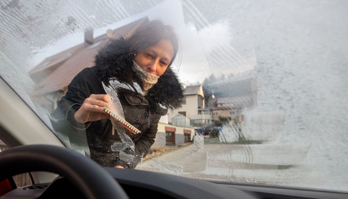 How to Defrost a Frozen Car Window