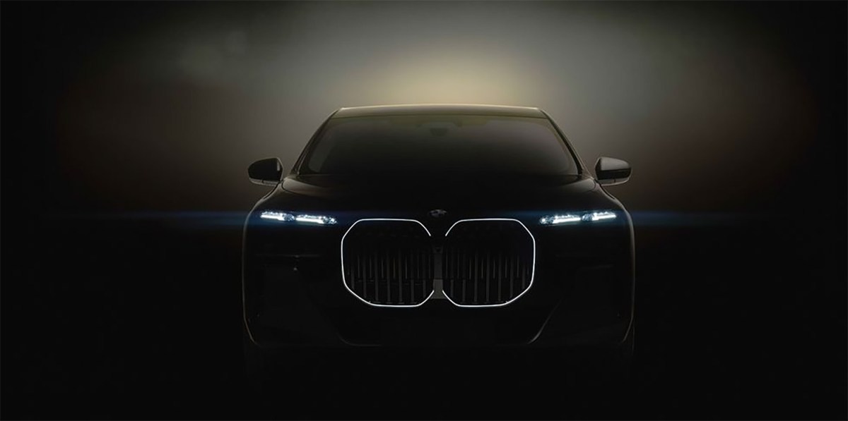 BMW i7 Has a Movie Theatre Screen in the Back Seat and Massive Grilles