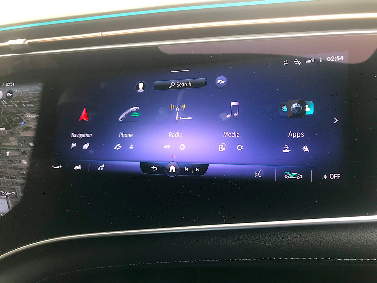 Is the Hyperscreen in the 2022 Mercedes-Benz EQS 450+ a Pain to Use?