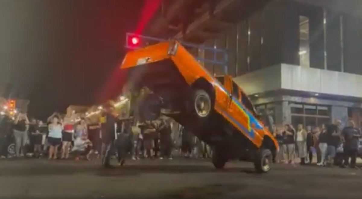 Watch This Modified Nissan Frontier Lowrider Dance its Way Into This ...