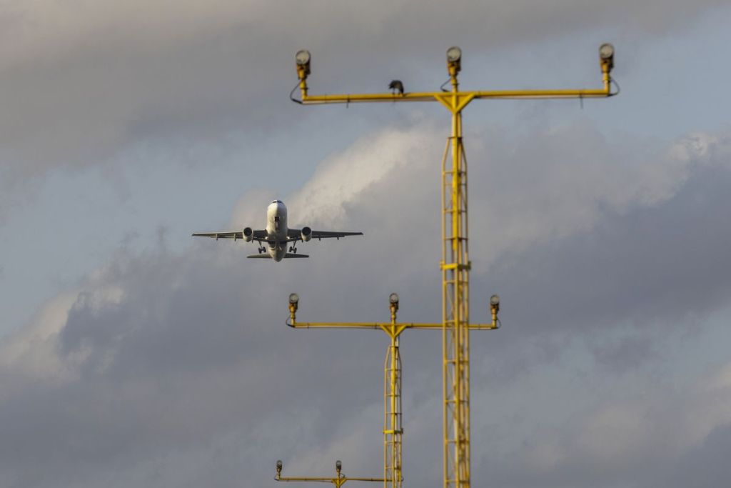 Why Are Airplane Wing Lights Different Colors?
