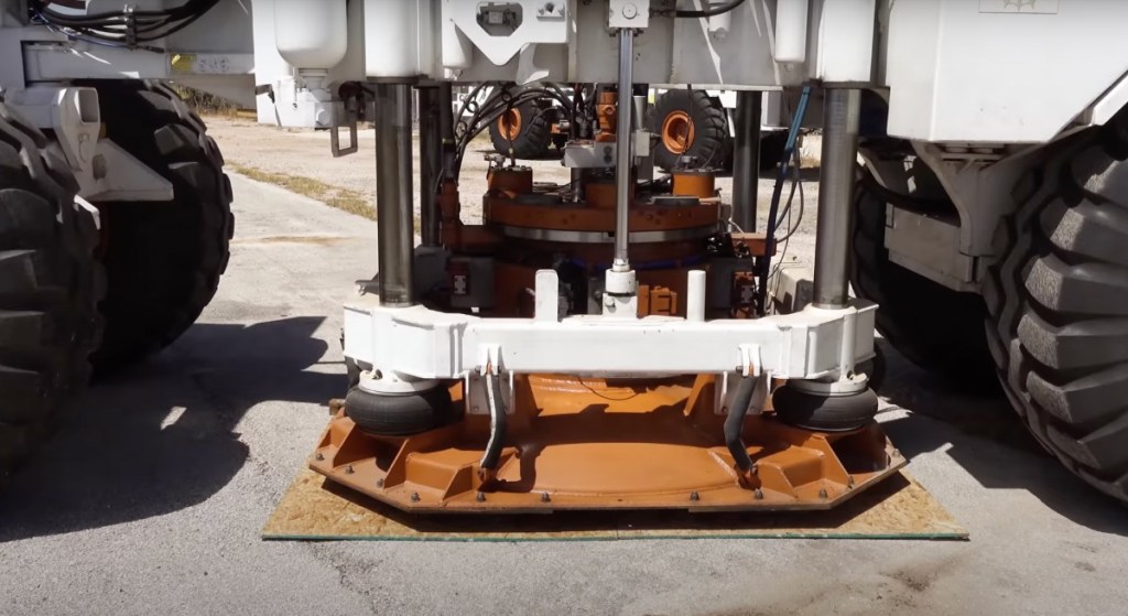 Huge 'T-Rex' Truck in Texas Makes Artificial Earthquakes