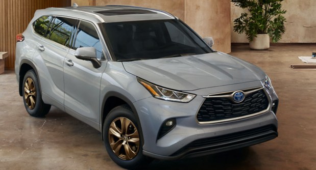 What Colors Does the 2023 Toyota Highlander Hybrid Platinum Come In?
