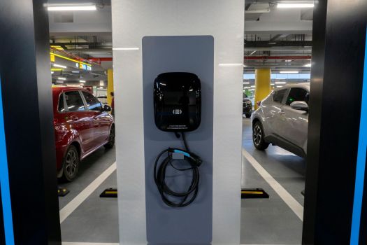 How Much Does It Cost to Charge an Electric Car at an Airport?