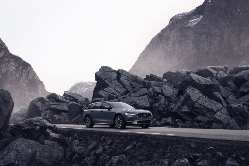 The 2023 Volvo V90 Cross Country Has a Higher Towing Capacity Than a ...