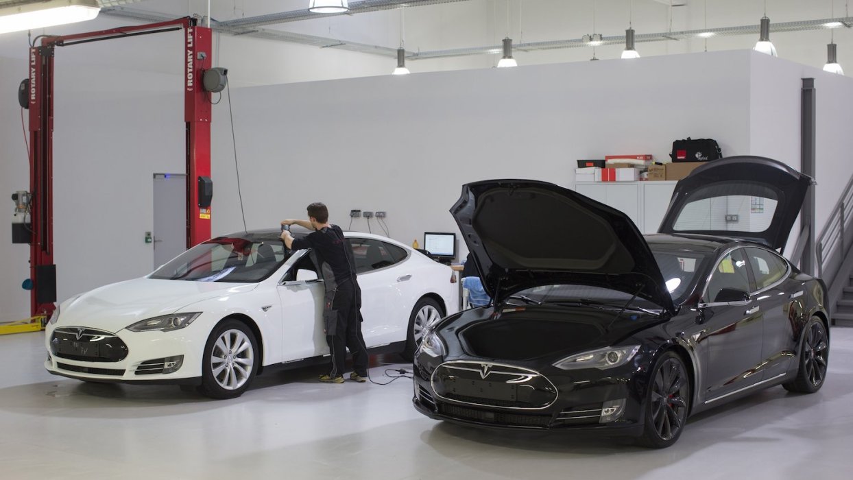 Tesla Model S Electric Luxury Sedan Reviews & Articles | MotorBiscuit