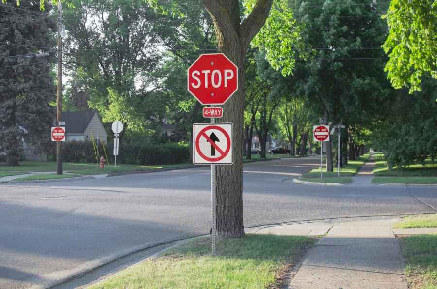 4-Way Stop Signs Have an Often Forgotten 'Rule of Thumb'