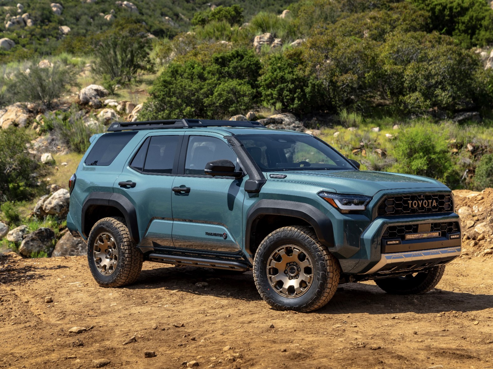 The Toyota Land Cruiser Has 1 Massive Benefit Over the 4Runner