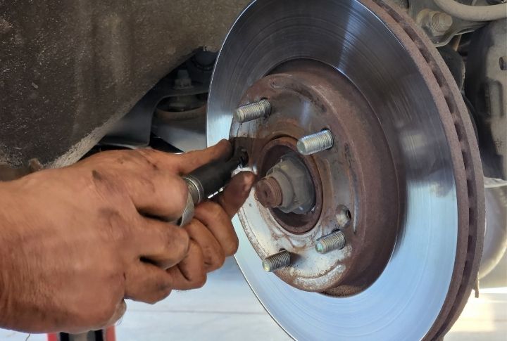 15 Common Mistakes to Avoid When Changing Your Brake Pads - MotorBiscuit