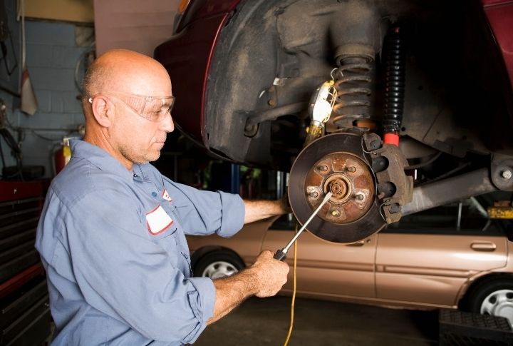 15 Common Mistakes to Avoid When Changing Your Brake Pads - MotorBiscuit