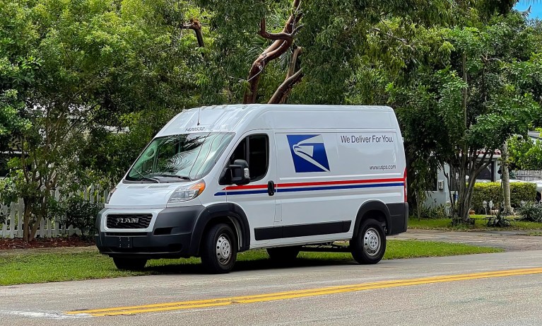 A Brave USPS Mail Van Races a Ford Mustang and Hits 105 MPH