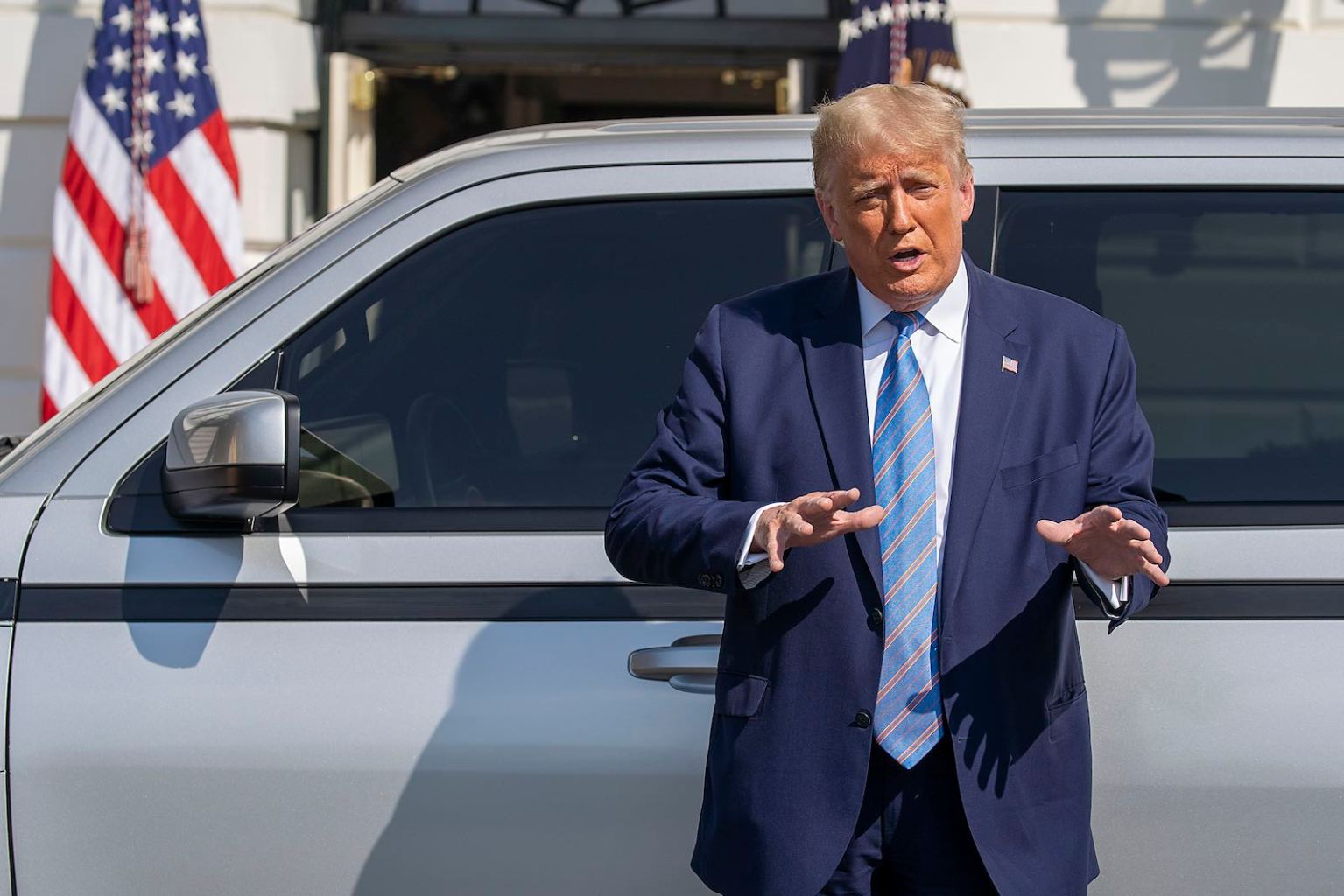 President Trump now has a Tesla Cybertruck: ‘Wow that’s an Elon!'