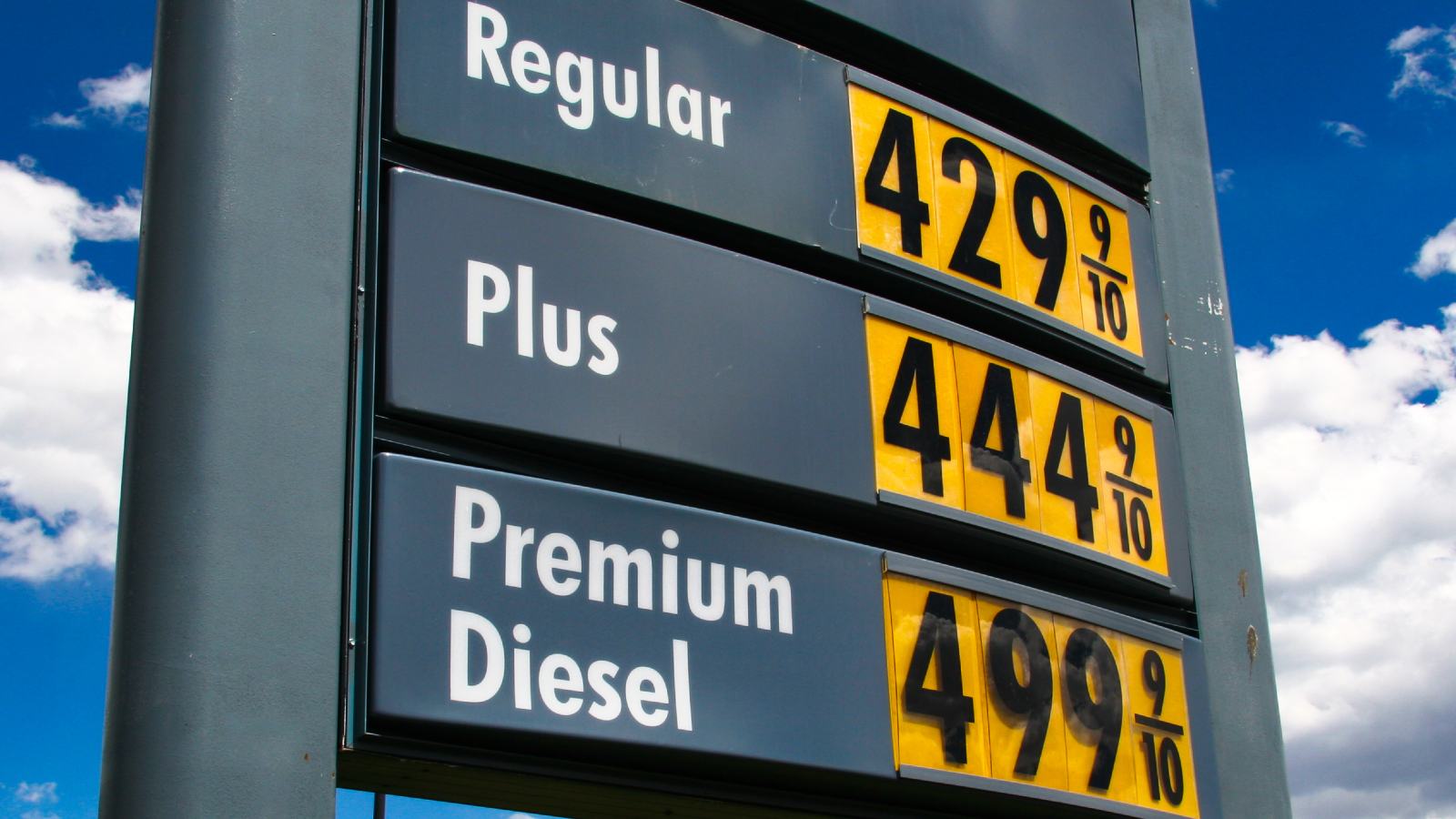 Drivers are saving at the pump as prices fall double digits- MotorBiscuit