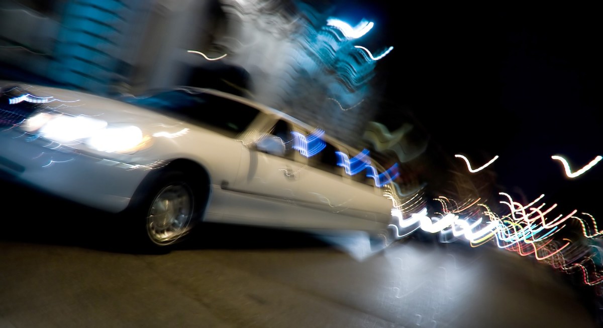 Chauffeur calls 911, begs police to pull his limousine over