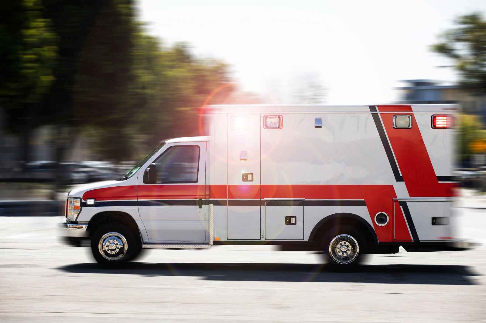 Fed up Boston ambulance brake-checks tailgating Range Rover [Video ...