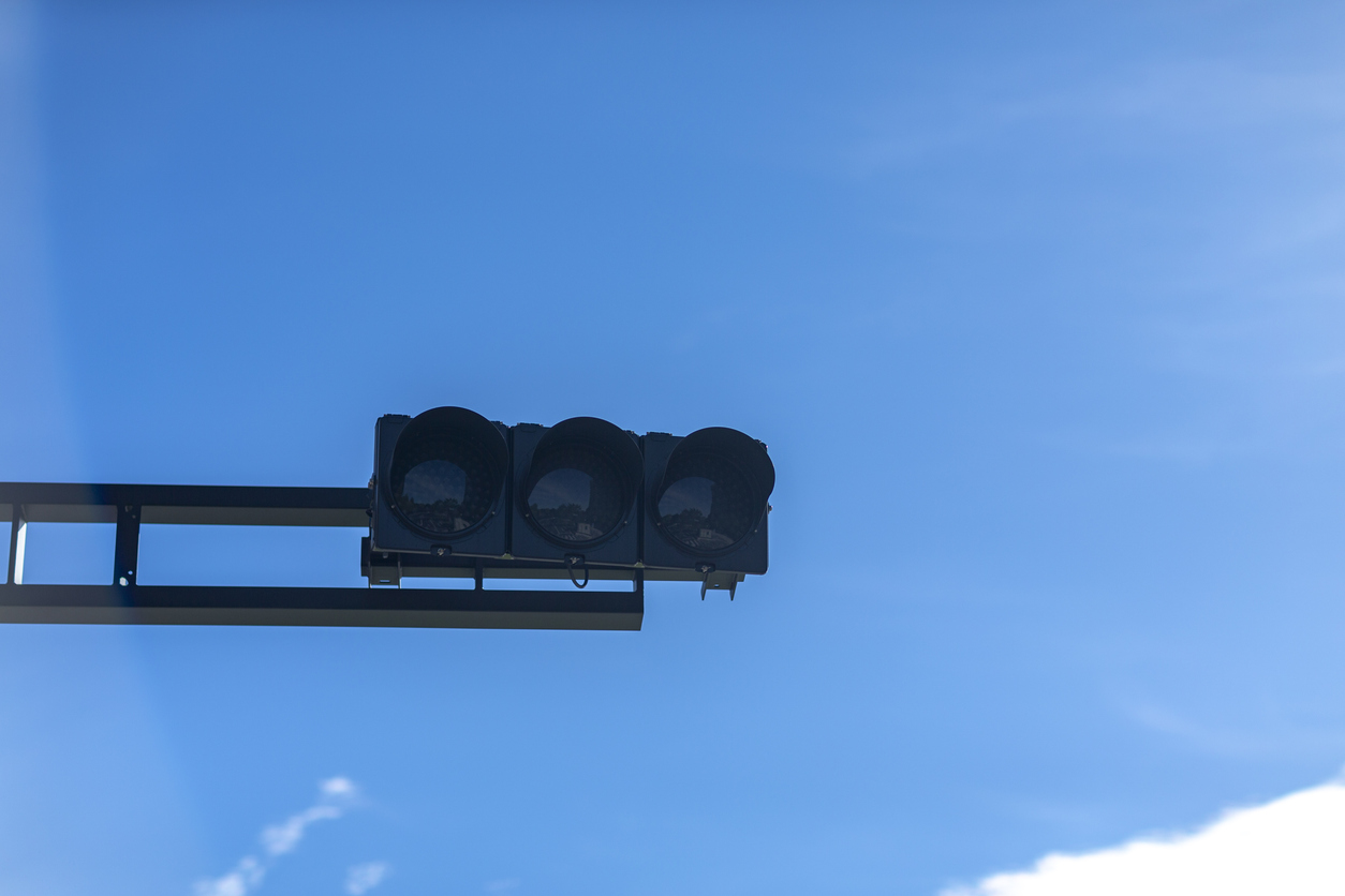 Here’s how to drive when a stop light is out