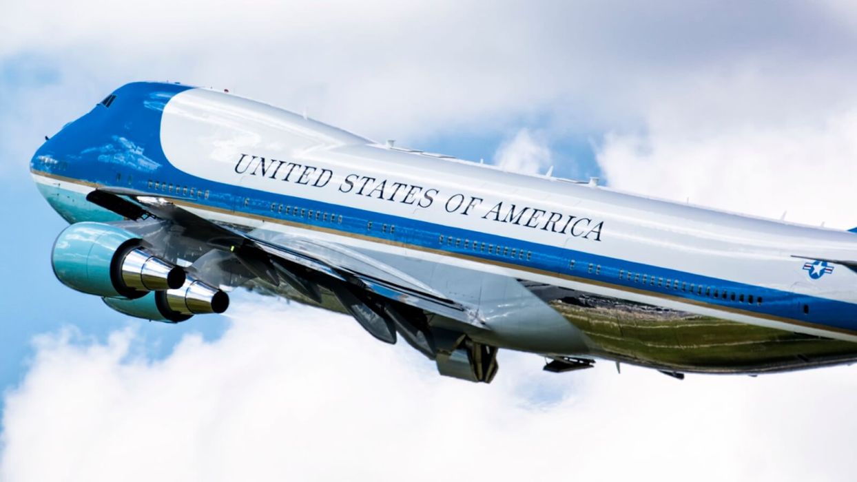 Does the president really fly in Air Force One with decoys?