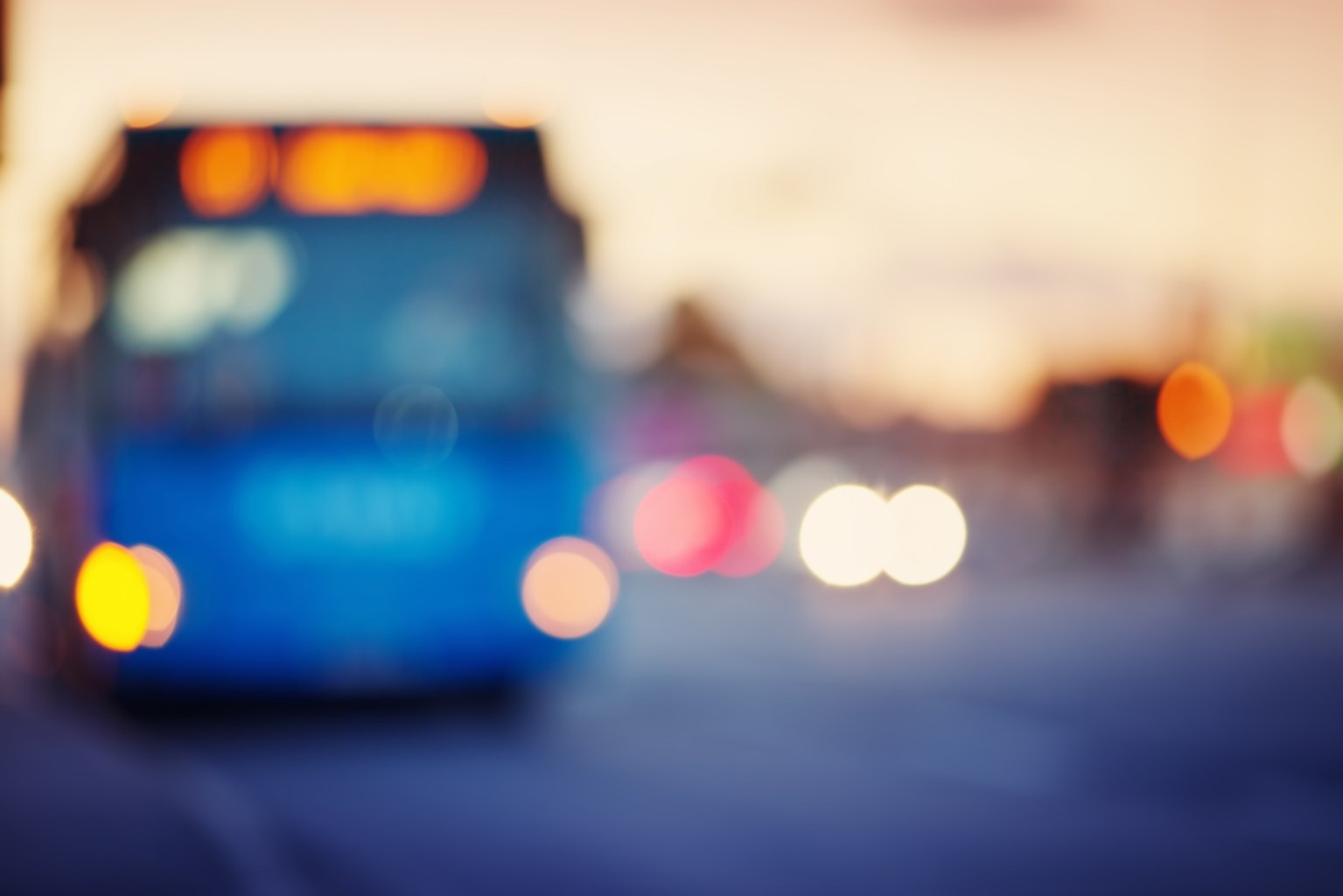 Bus driver uses LED display to beg bystanders “Call 911”