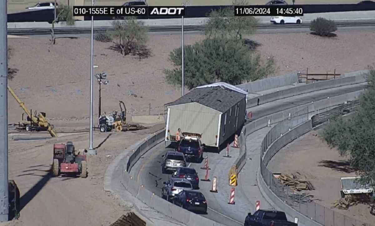 Arizona home causes 3-hour-long traffic jam