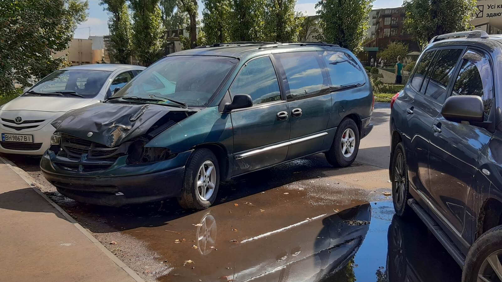 Watch these minivans disintegrate after jumping over ramps on a race track