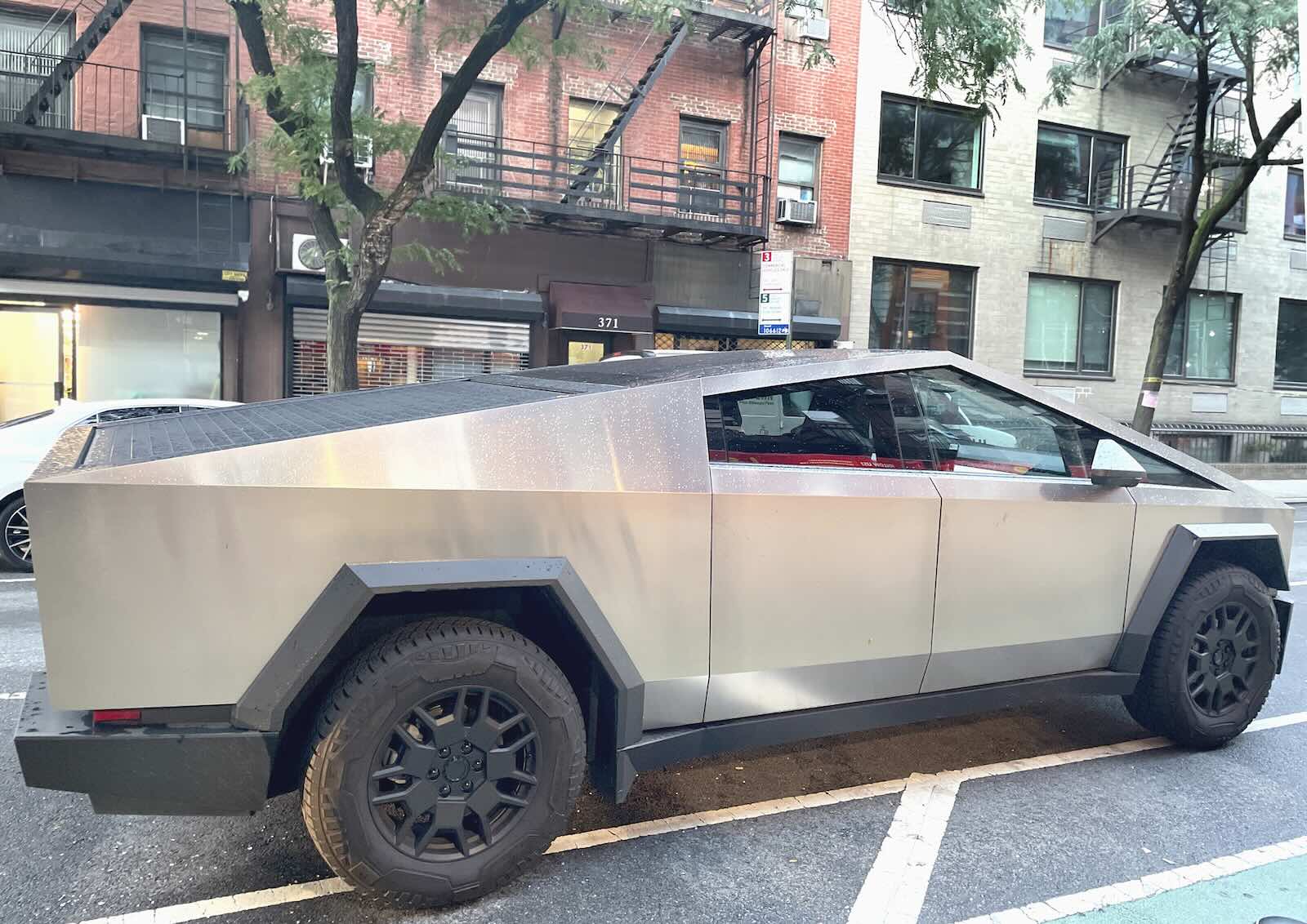 Dead Tesla Cybertruck with full battery locks out owner on the road