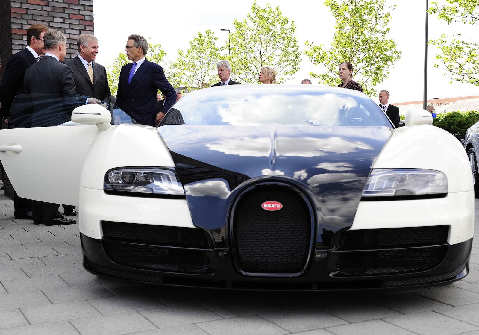 Bugatti owner refuses valet, curbs wheels himself