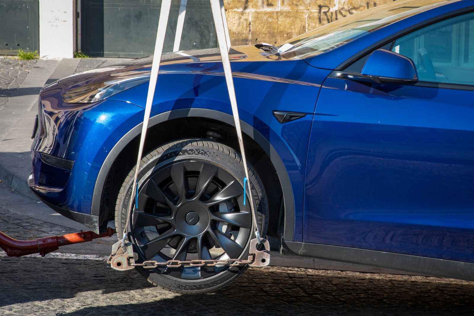 Honda employees save Tesla driver after a crash splits it in half