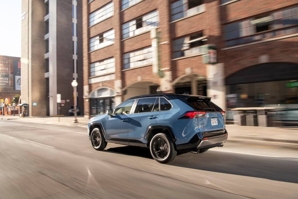 New York man tries to re-steal a Toyota RAV4 with a police officer ...