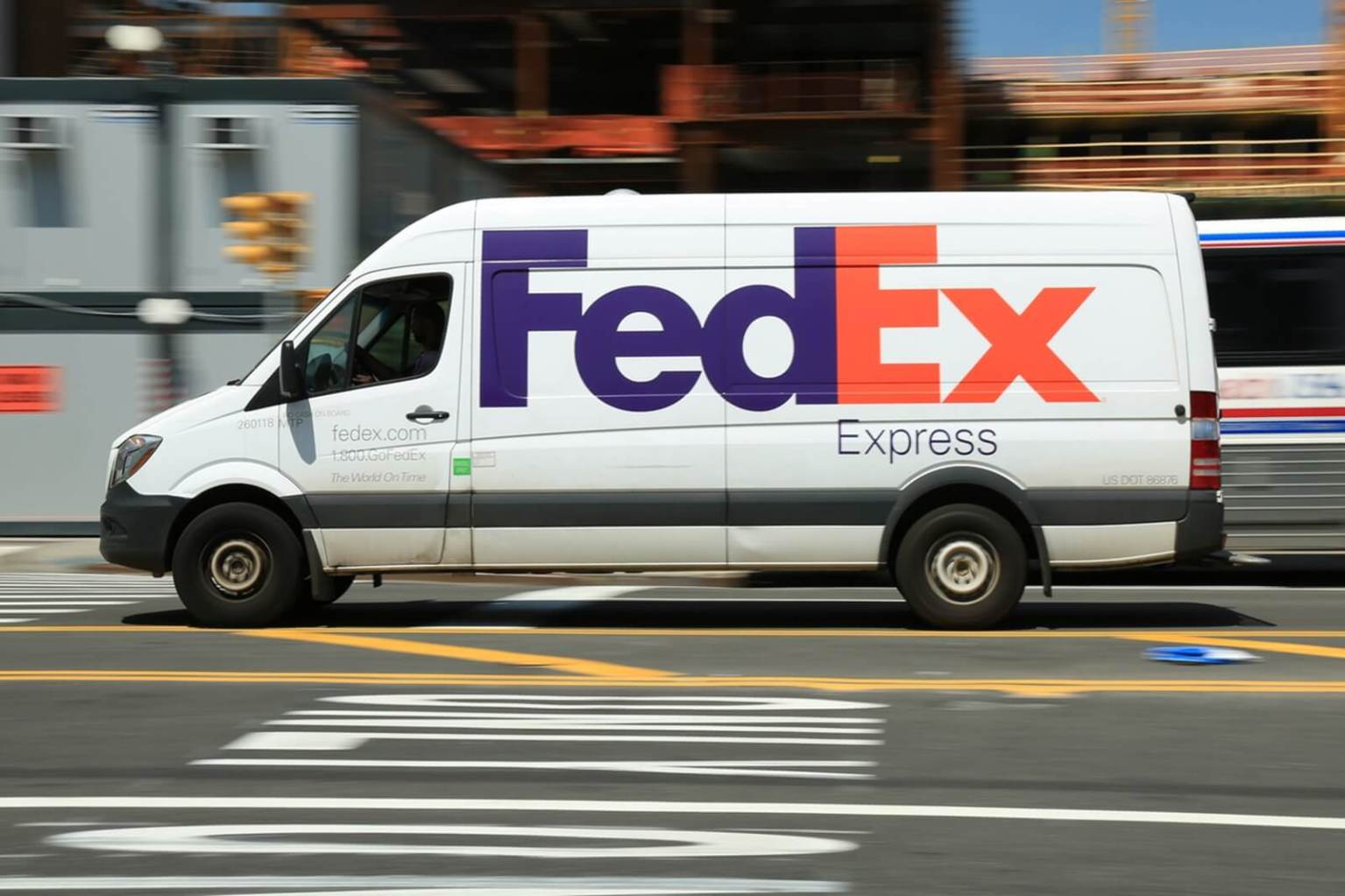 Grizzly FedEx truck crash leaves one dead, two injured on Oregon highway