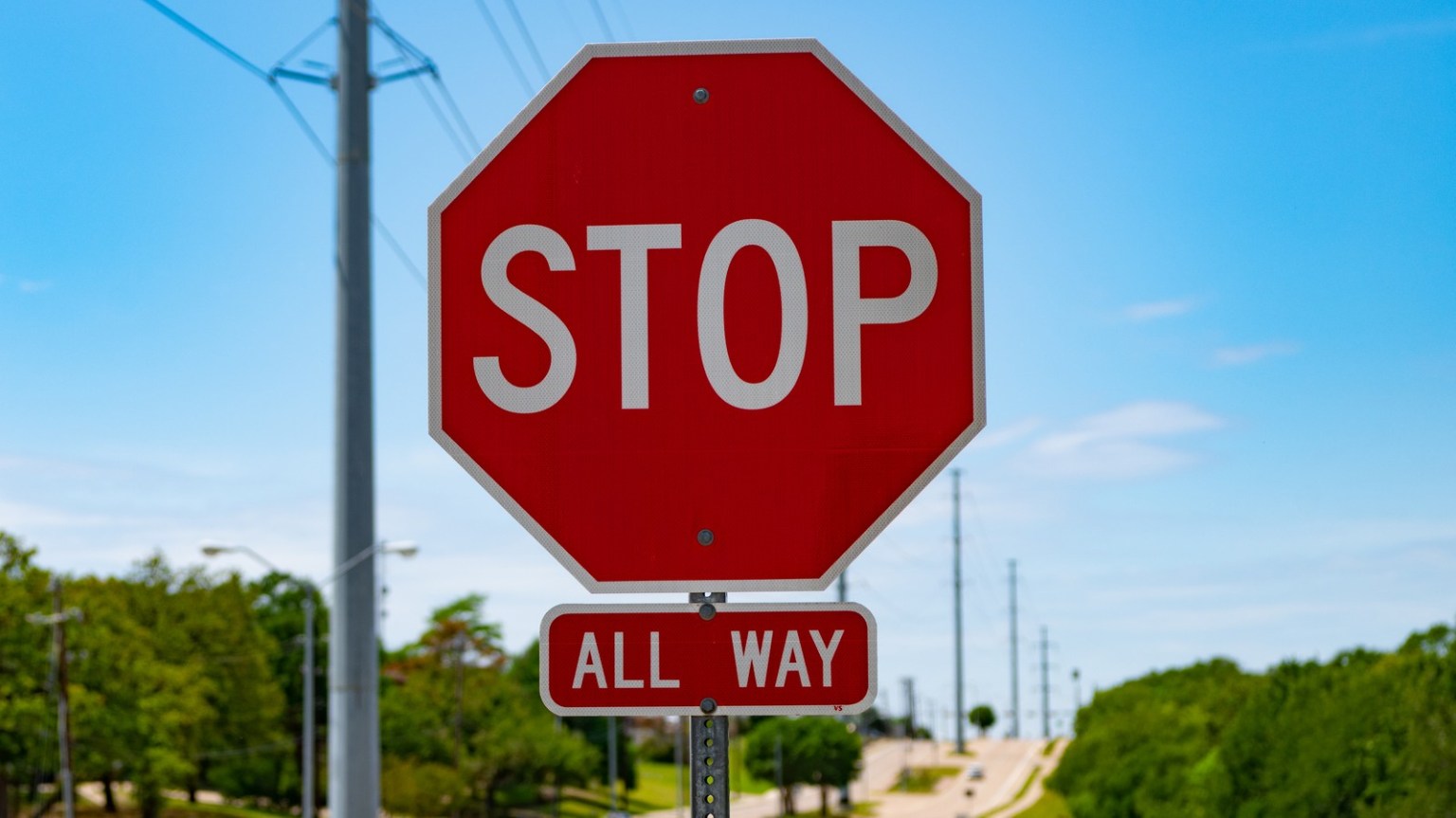 Police officer reveals why you may not get a ticket for rolling stops