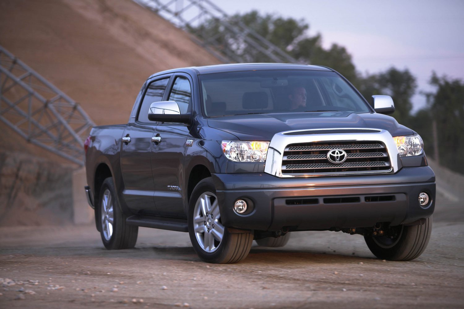 Toyota Tundra owner drives 1 million miles before replacing it—then ...