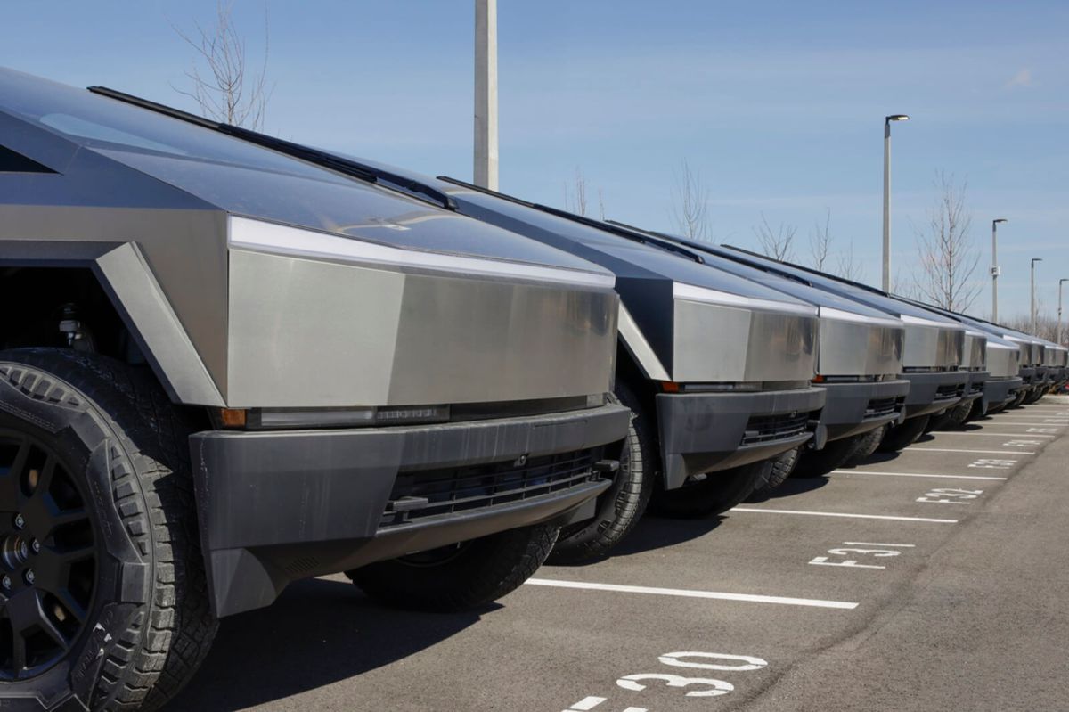 The internet is roasting this truckload of wrecked Tesla Cybertruck EVs ...