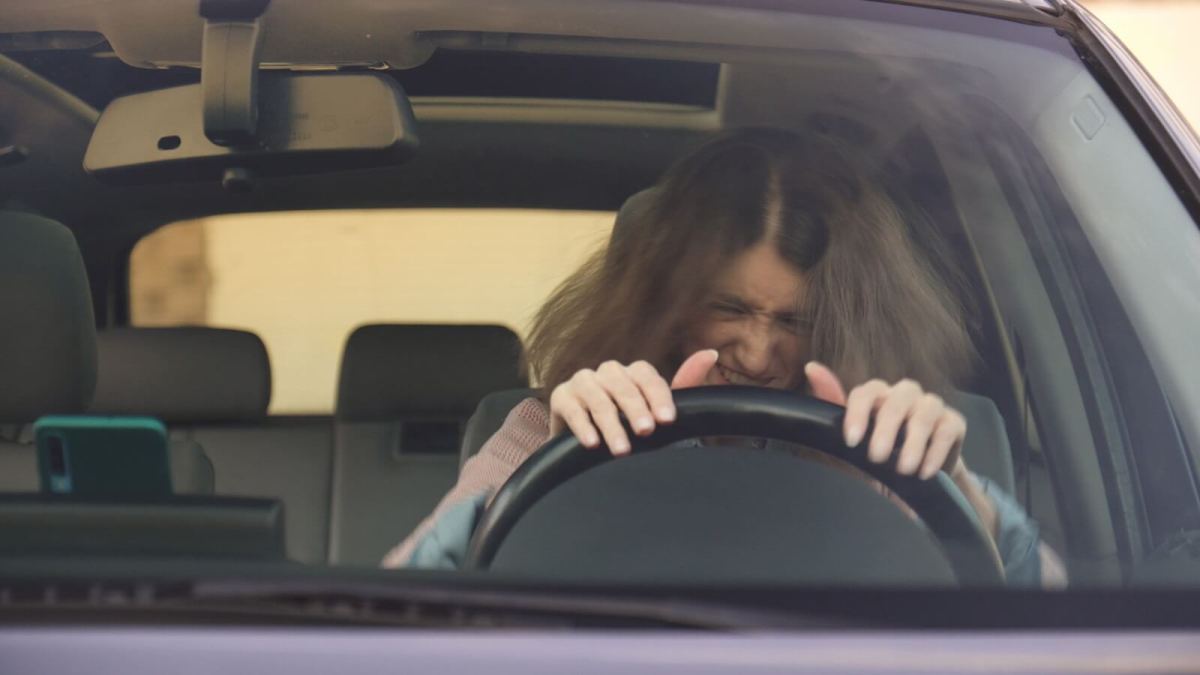 Road rage Subaru: Woman attacks a car multiple times on camera