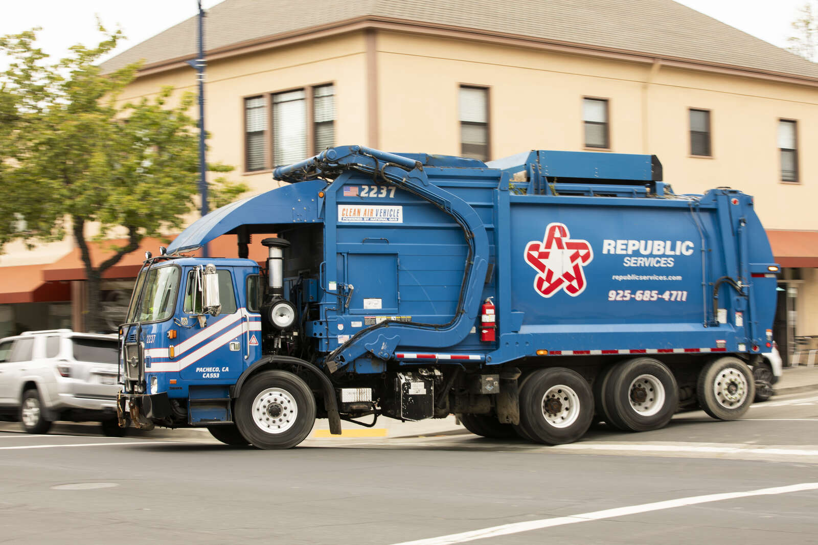 Garbage truck driver hit by his own rig sues PA homeowner