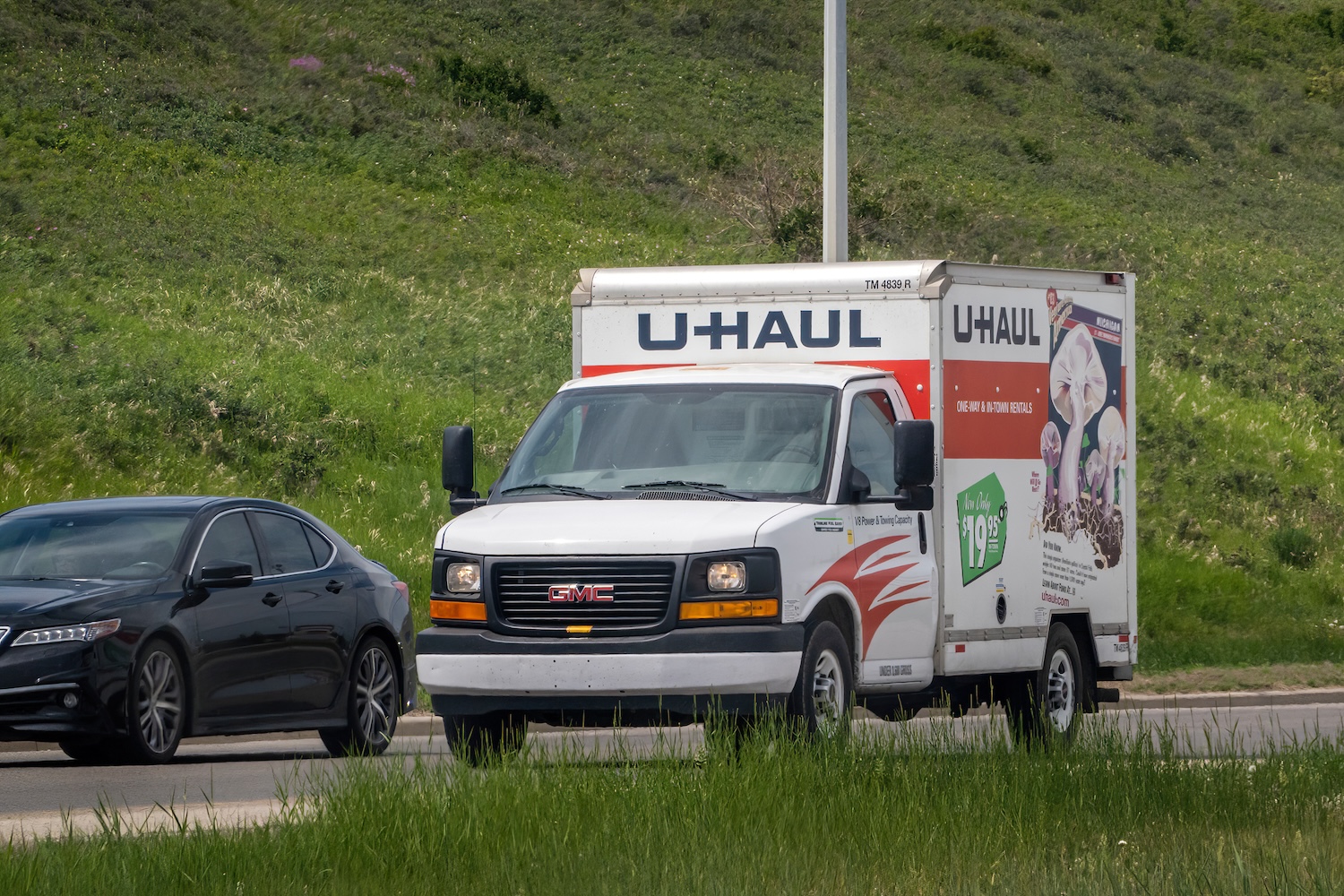 Michigan police discover 2 bodies in abandoned U-Haul truck