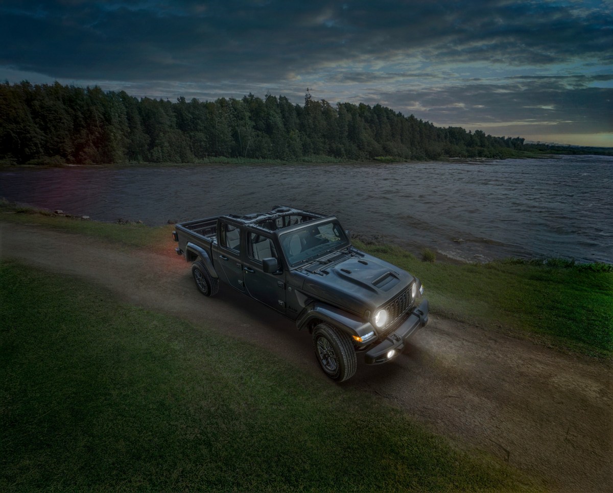 The Jeep Gladiator Dark Sky irresistibly goes completely dark