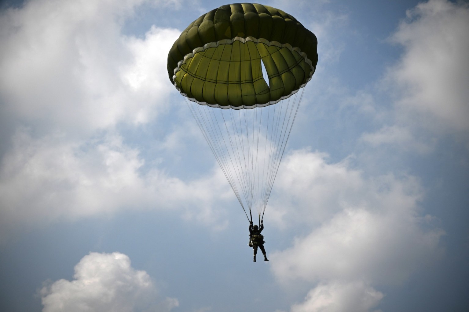 Military fighter pilot ejects and lands in a South Carolina back yard