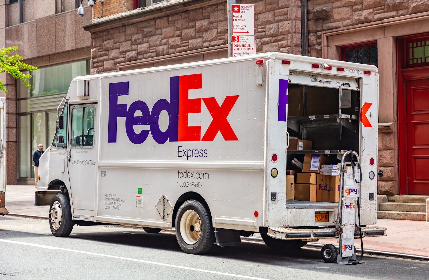 Texas man robs FedEx truck and hits police officer with SUV