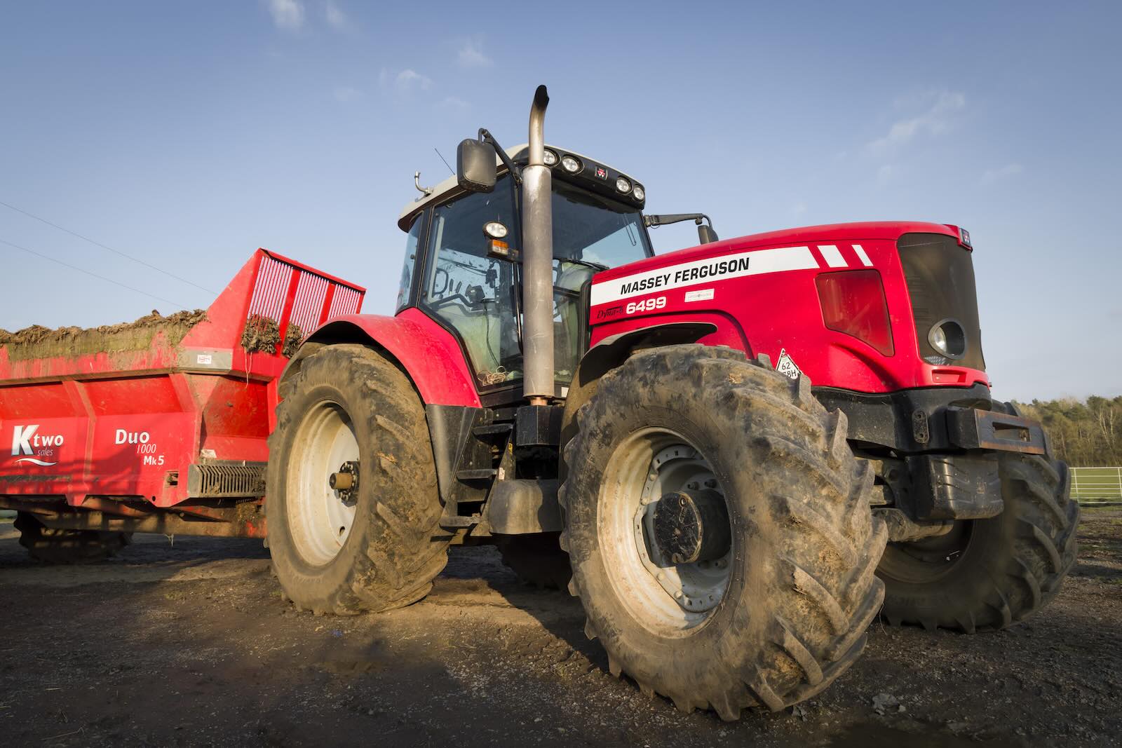 [Video] Impatient tractor driver passes, crashes on the highway