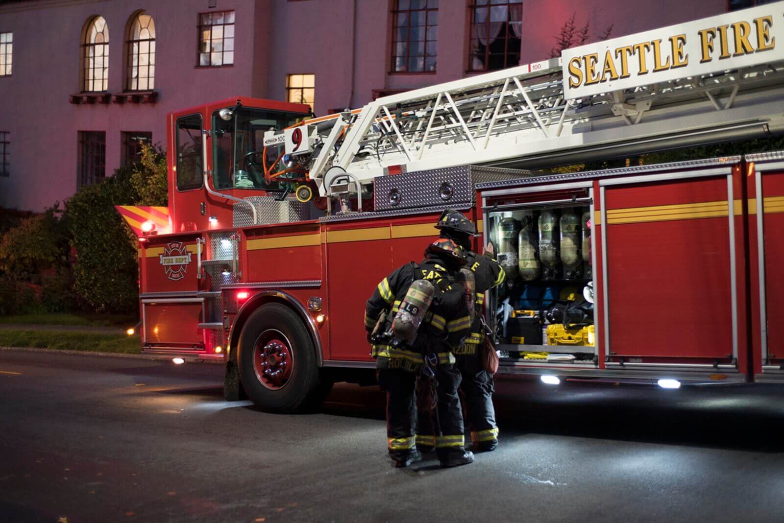 [Video] Seattle driver rams fire truck, offers firefighters drugs, and ...