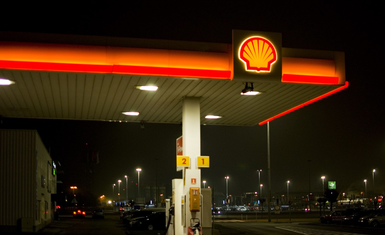 Suspect successfully refuels during a high-speed chase