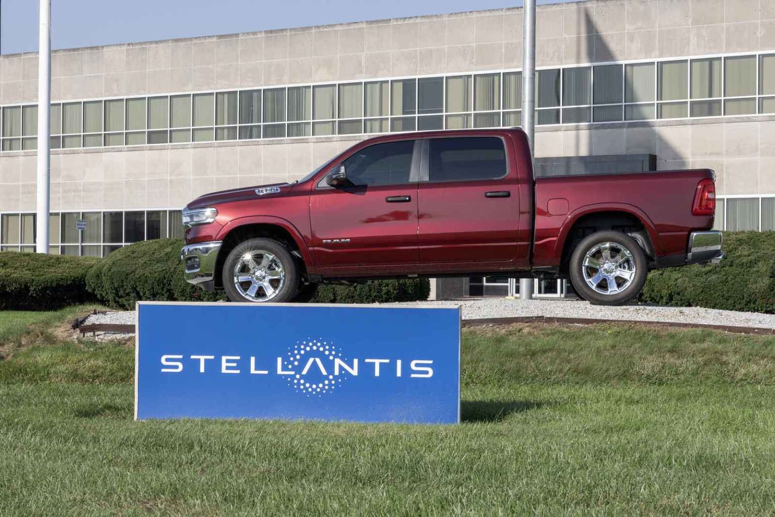 Stellantis to build a 422,000-square-foot Mopar parts distro center in ...